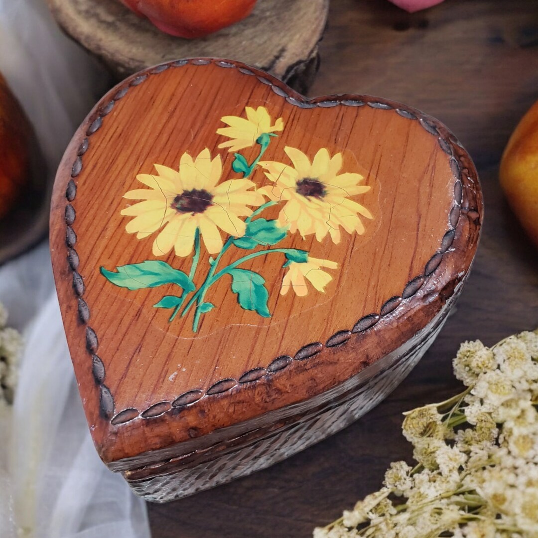 Vintage Tramp Art Heart Keepsake Box With Yellow Daisey Flowers, 1930s ...