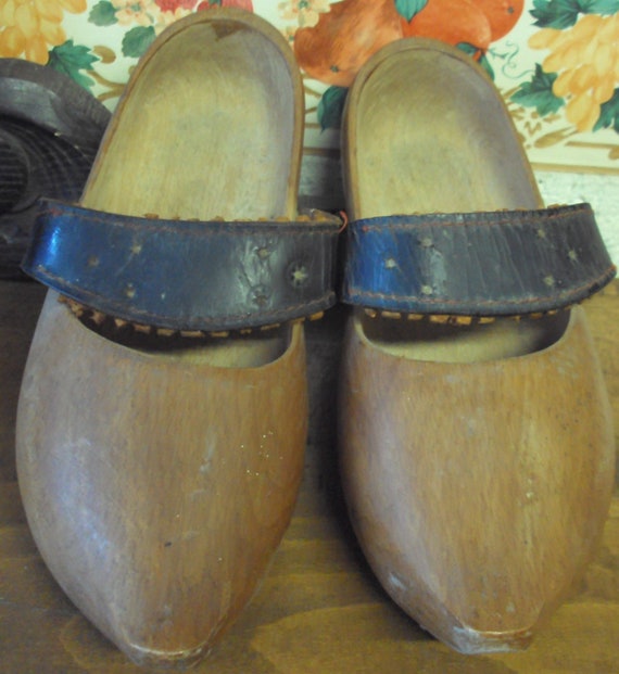 Real wooden clogs with leather strap and size 34. - Gem