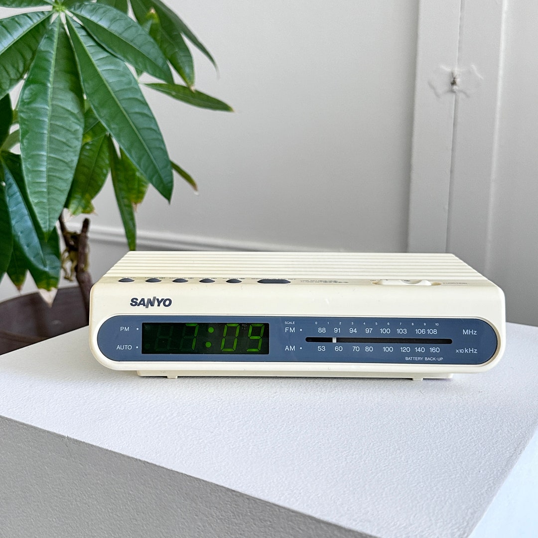 Vintage 1988 Sanyo AM/AF White Cream Gray Digital Alarm Clock Radio ...