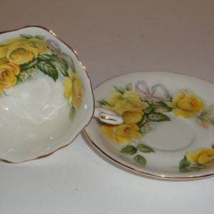 Royal Standard Wide Mouth Square Cabbage Roses With Ribbon Cup and ...