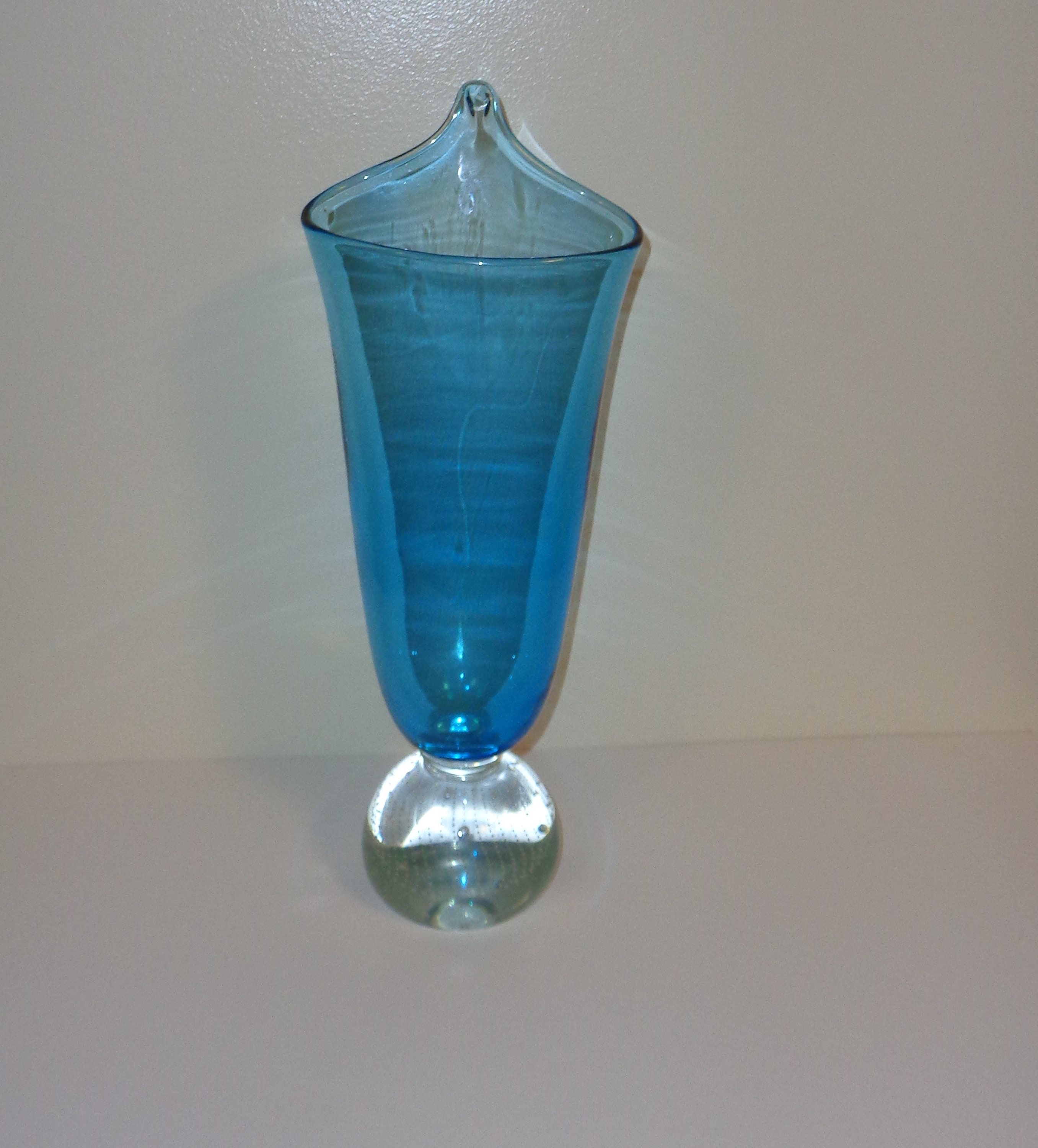Erickson Azure Blue Ball Base Stretch Vase Soplado a mano en Bremen ...