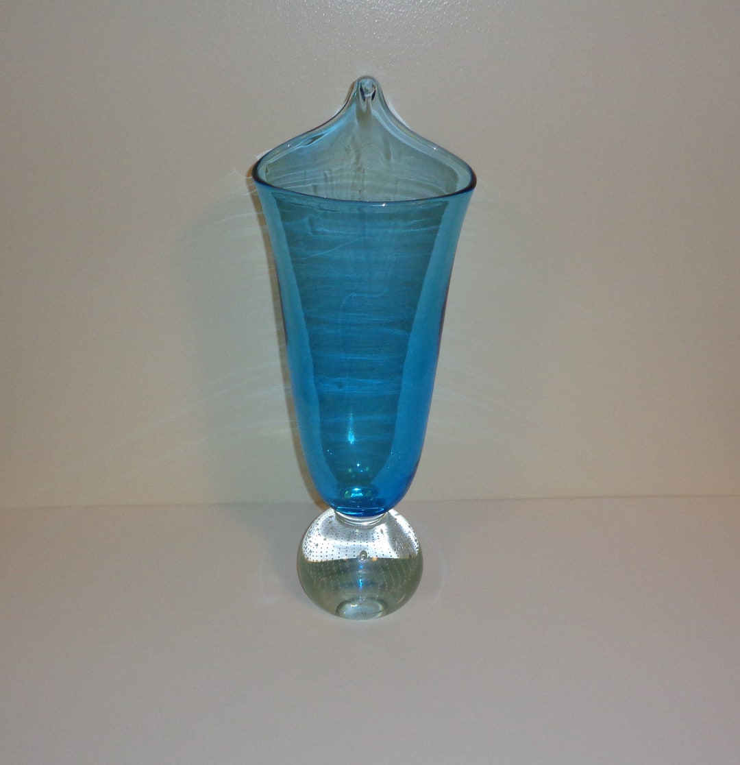 Erickson Azure Blue Ball Base Stretch Vase Soplado a mano en Bremen ...