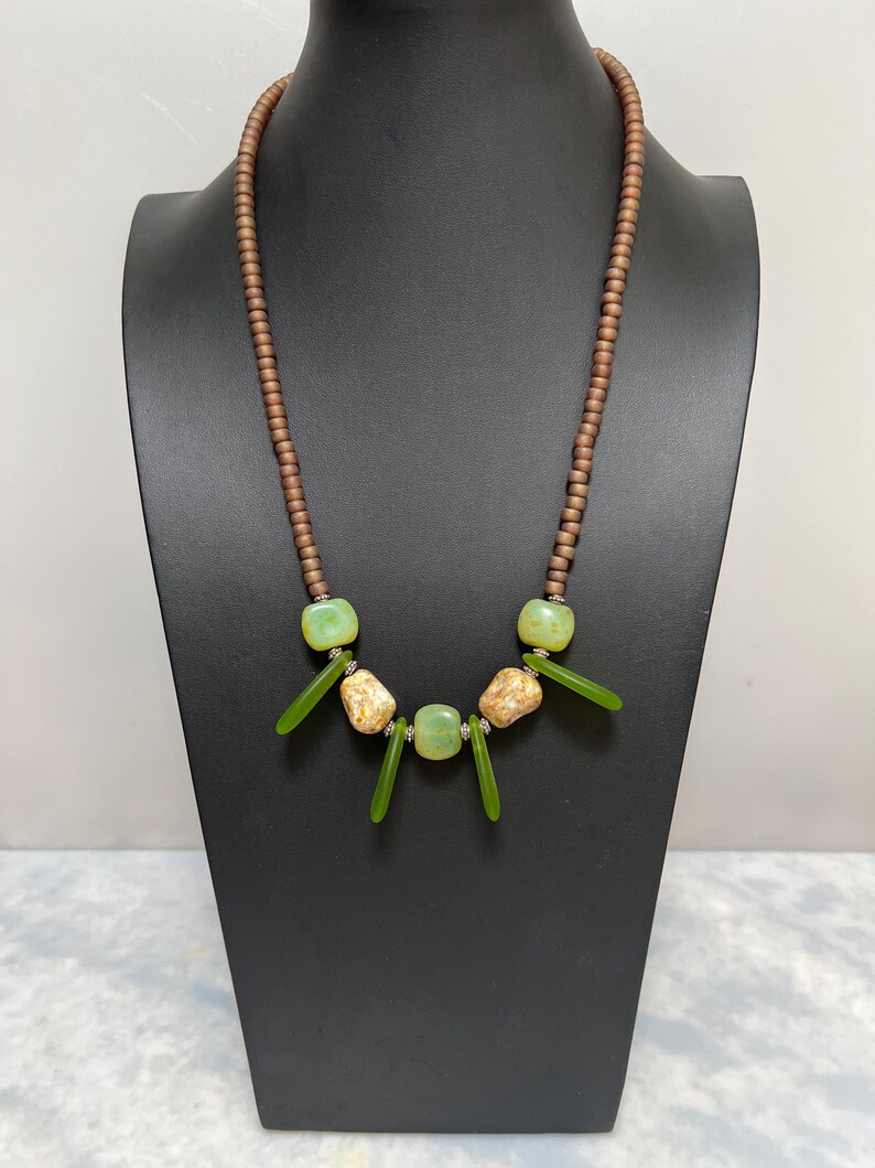 SPRITE: Necklace of Earthy Greens and Wood Hues Simple yet Eye-catching ...