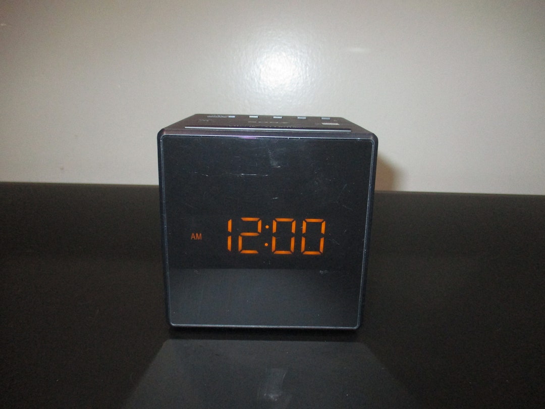 Vintage 1990's Sony Dream Machine FM/AM Digital Clock Radio Alarm Clock ...
