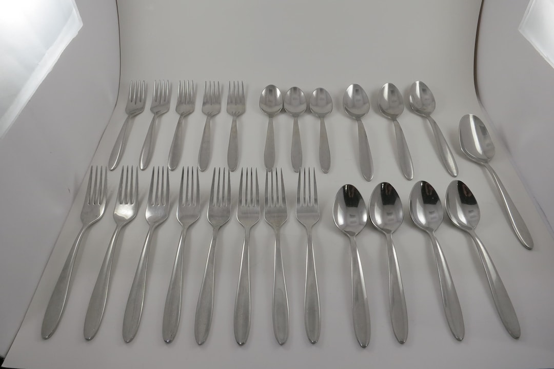 Vintage Oneida 18/10 Stainless 34 Piece Flatware Set Knives Spoons ...