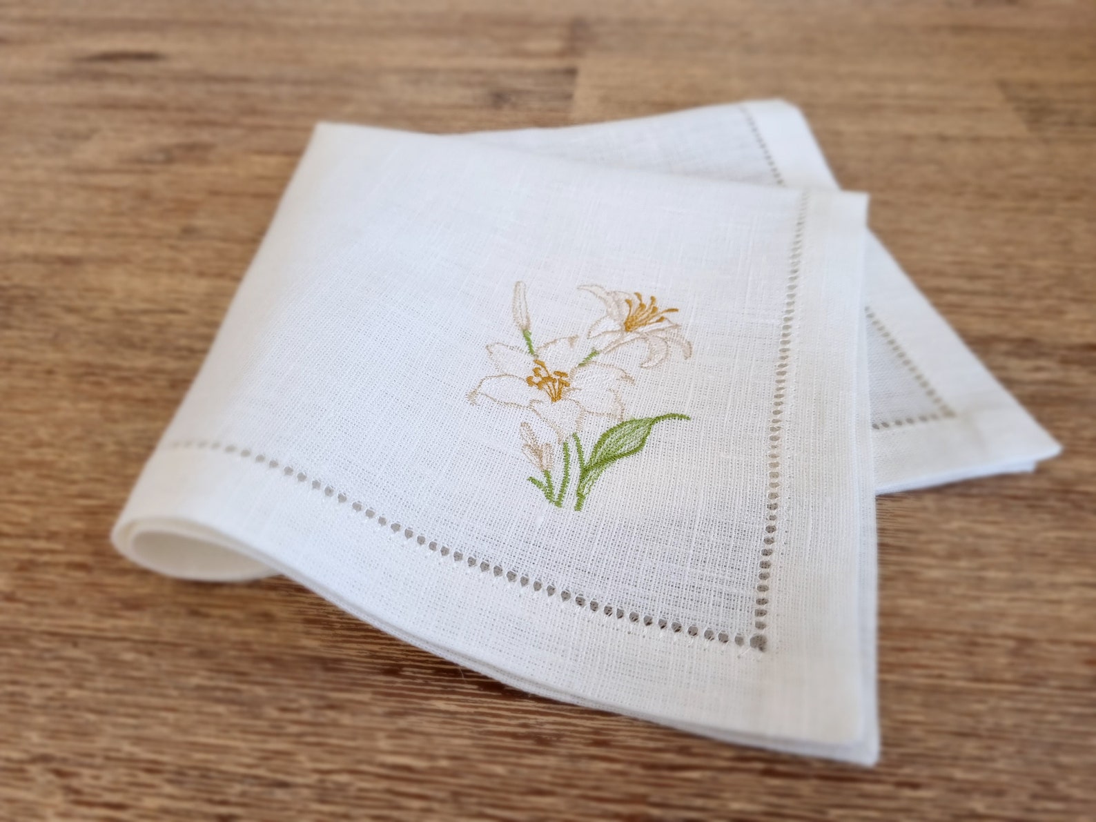 Linen Dinner Napkin With Lily Embroidery Embroidered Napkin - Etsy
