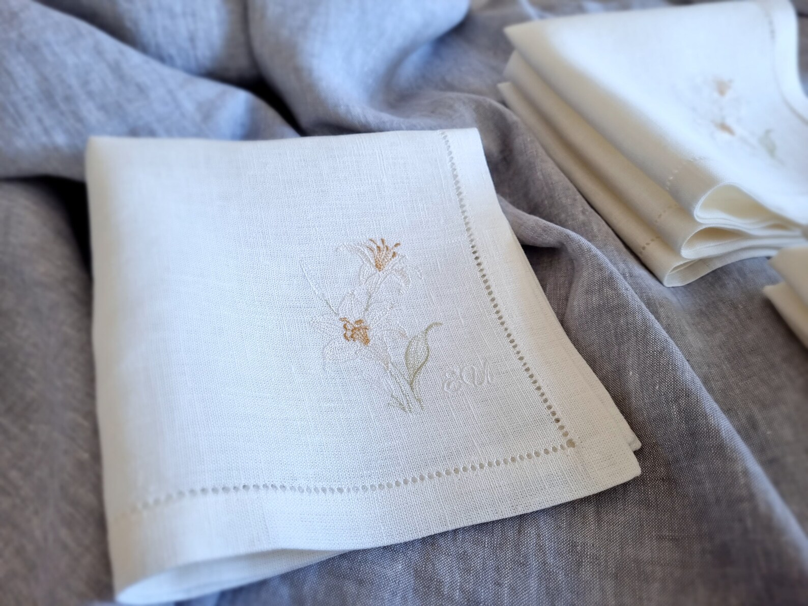 Linen Dinner Napkin With Lily Embroidery Embroidered Napkin - Etsy