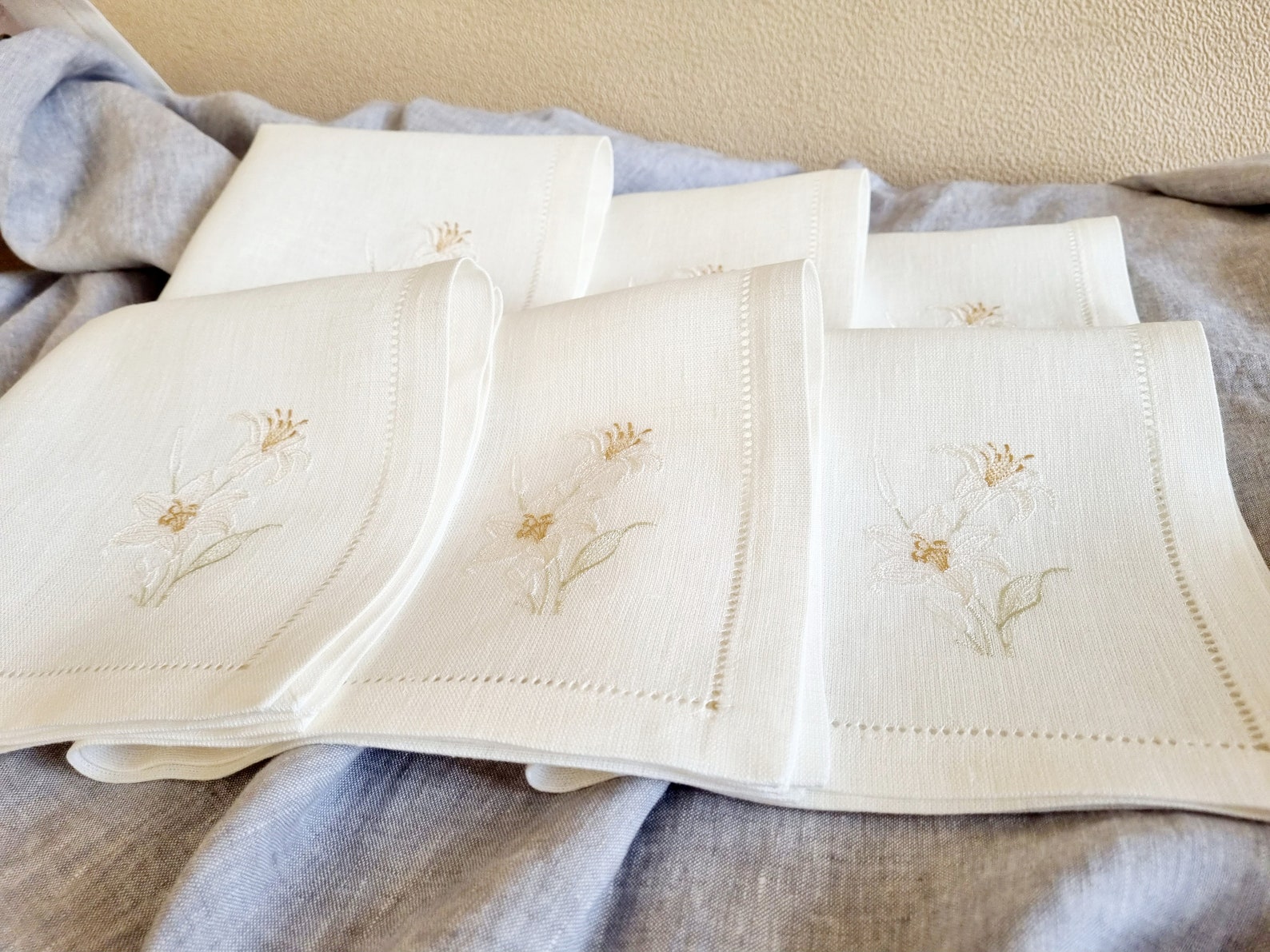 Linen Dinner Napkin With Lily Embroidery Embroidered Napkin - Etsy