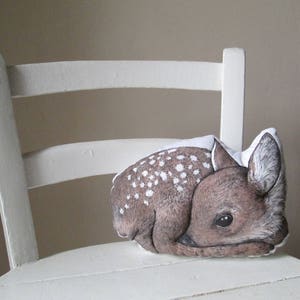 Cuscino con cerbiatto che dorme piccolo cervo dipinto a mano in bianco ...