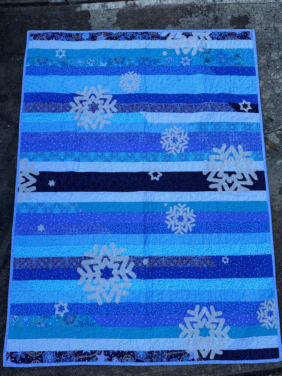 Snowflakes: A Cozy Winter Themed Quilt 46 X 60" - Etsy