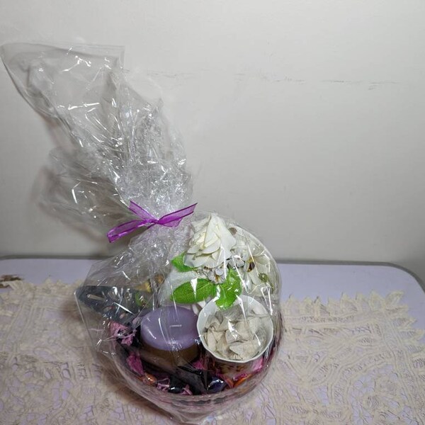 Alice in Wonderland Gift Box - 60+ Gift Ideas for 2024