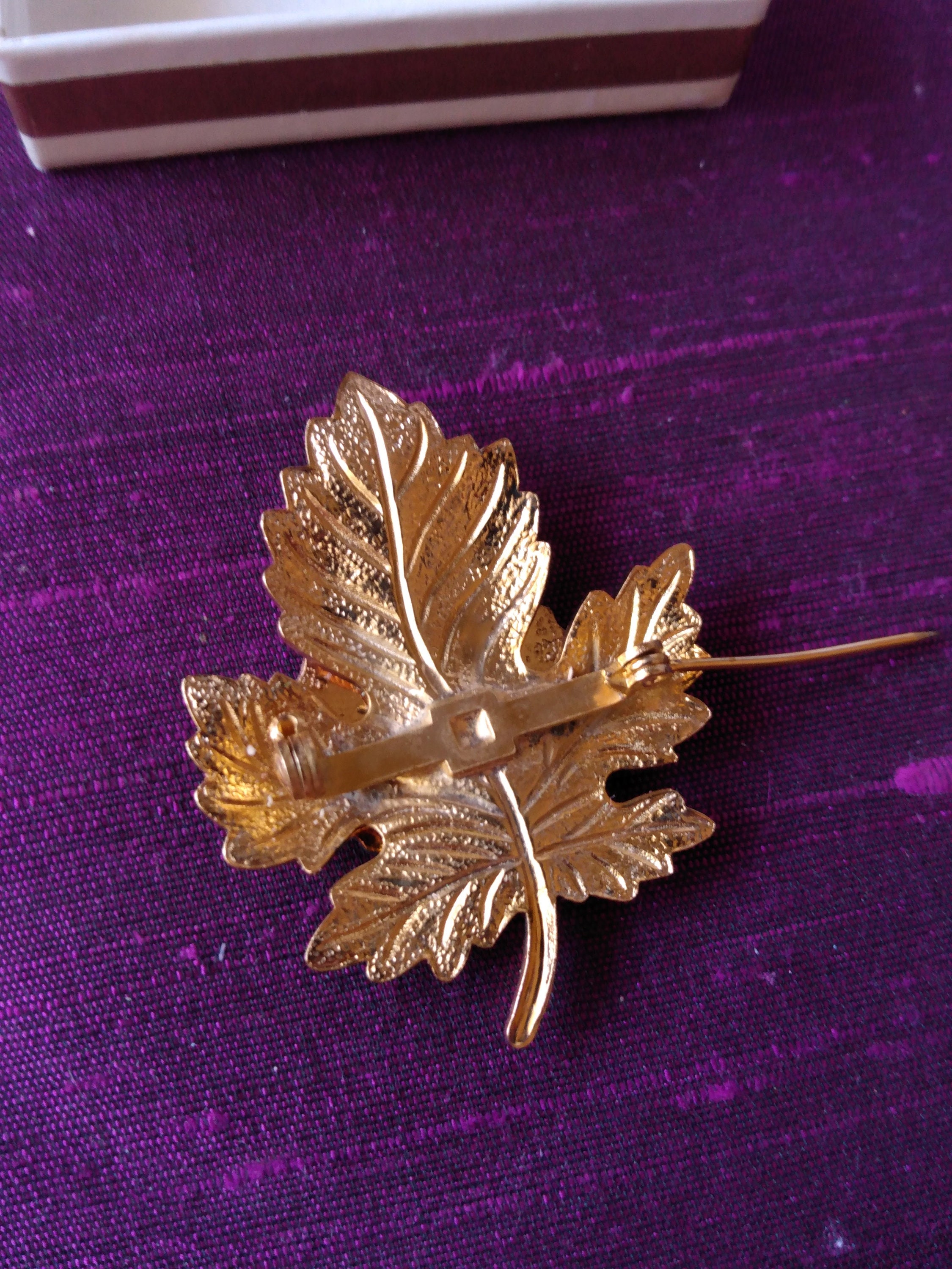 Calgary Maple Leaf Pin circa 1954 canadian souvenir brooch - Etsy.de