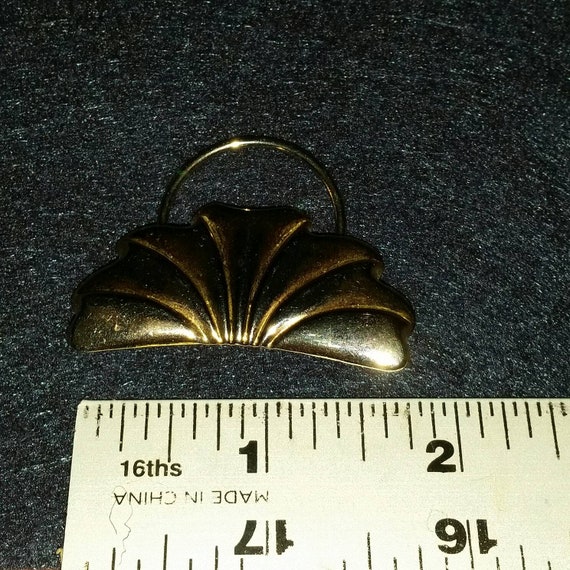 Golden Shell Scarf Clip - vintage - Gem