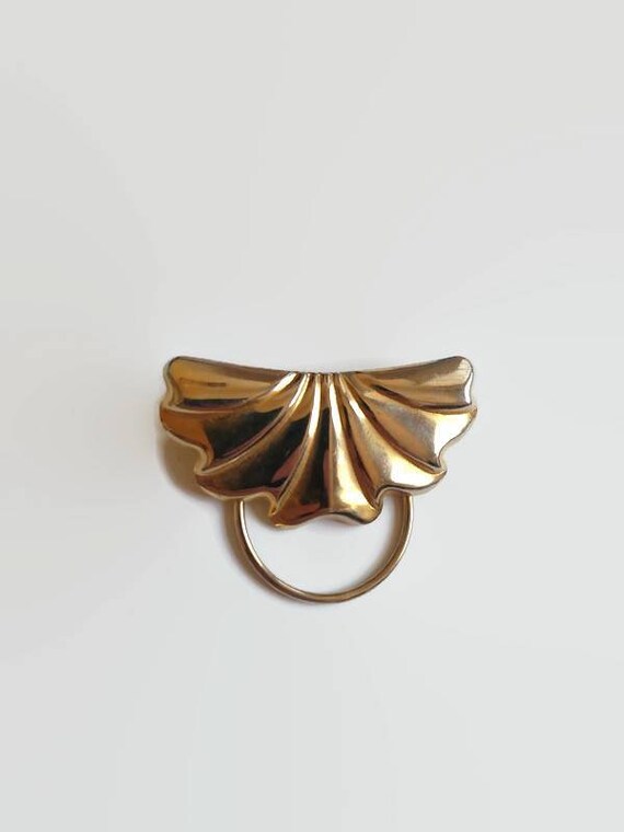Golden Shell Scarf Clip - vintage - Gem