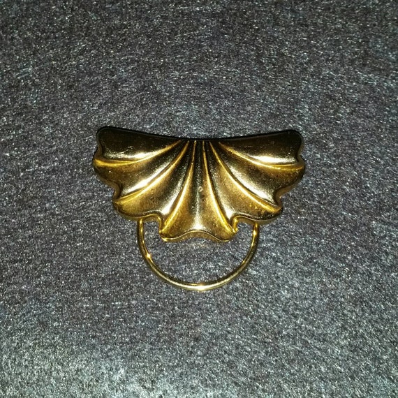 Golden Shell Scarf Clip - vintage - Gem