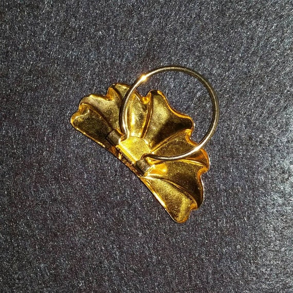 Golden Shell Scarf Clip - vintage - Gem