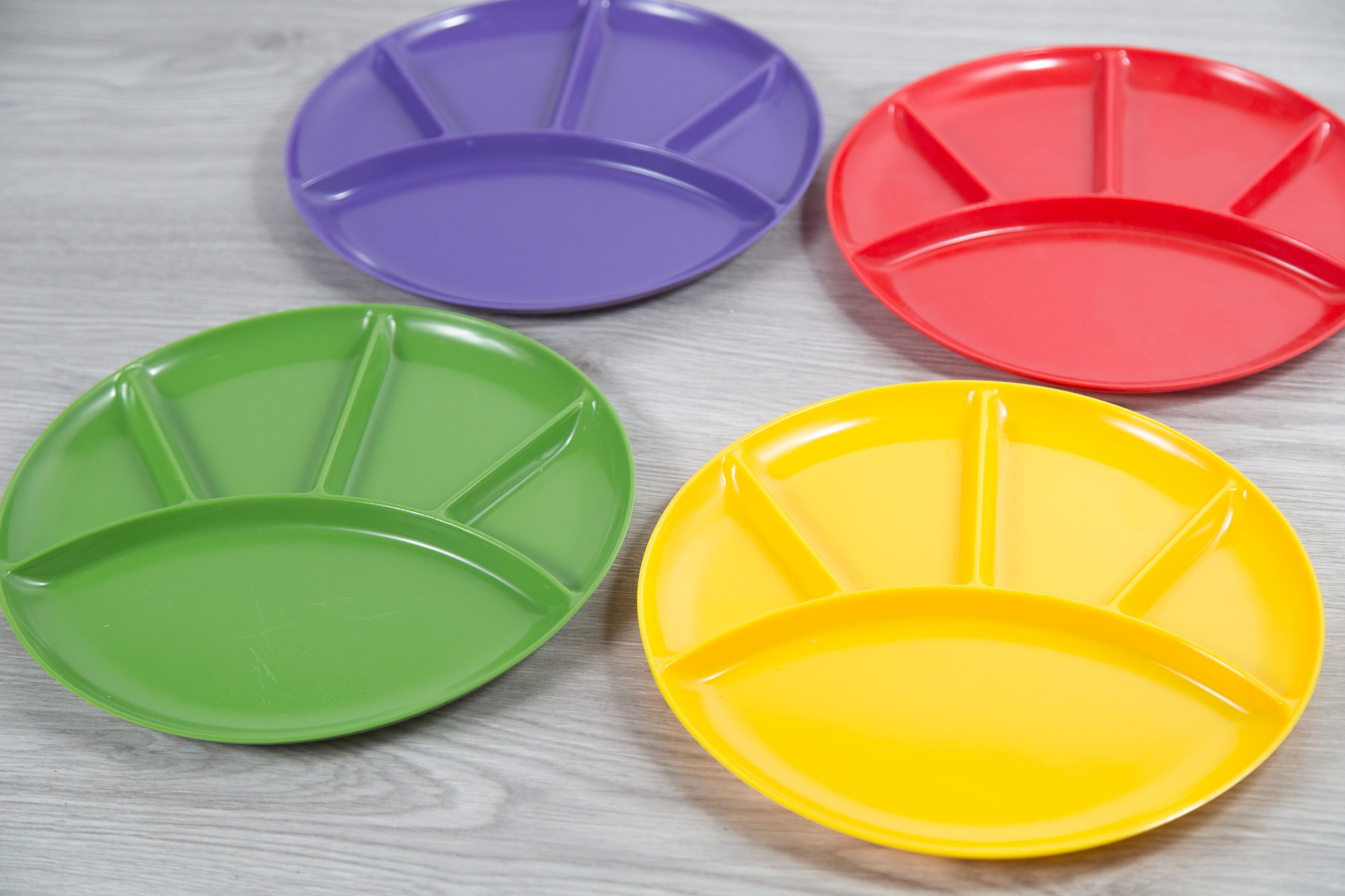 Vintage Divided Plates Set Of 4 Colorful Plastic Kids Lunch Dinner Vintage Divided Plates Set Of 4 Colorful Plastic Kids Lunch Dinner