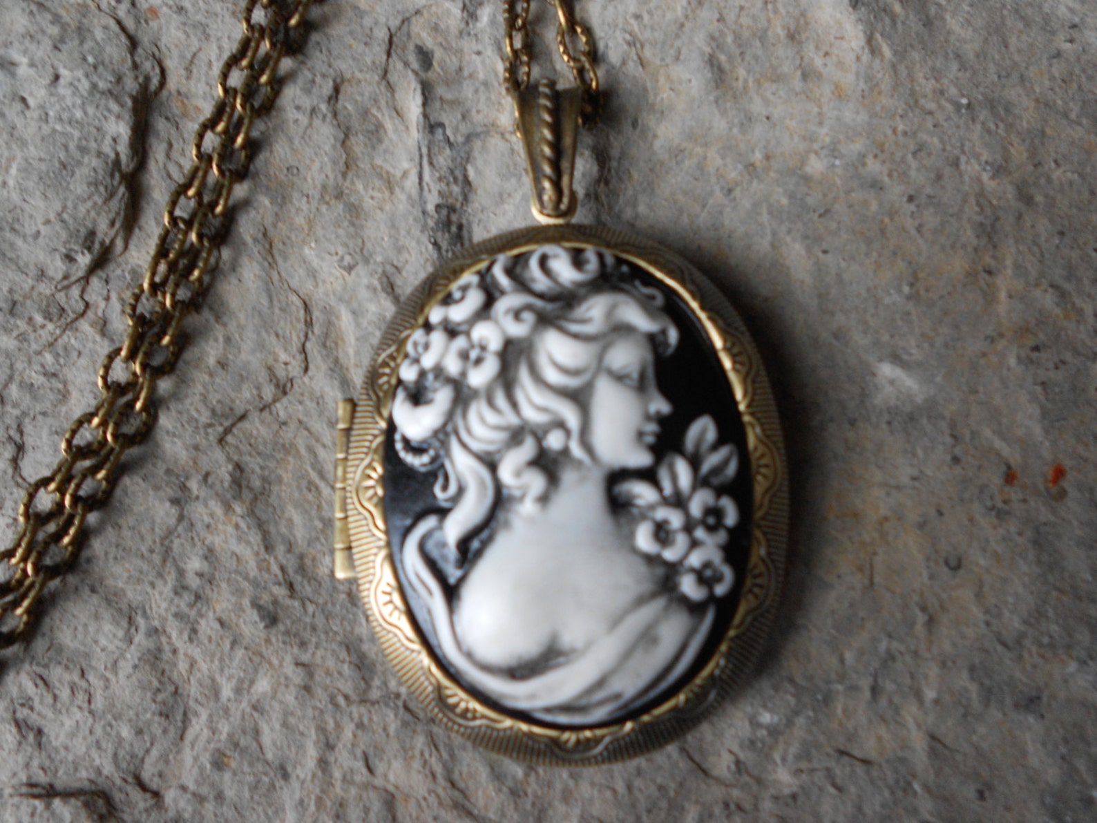 CAMEO LOCKET-- Victorian Woman Portrait Cameo - Hand Painted - 2