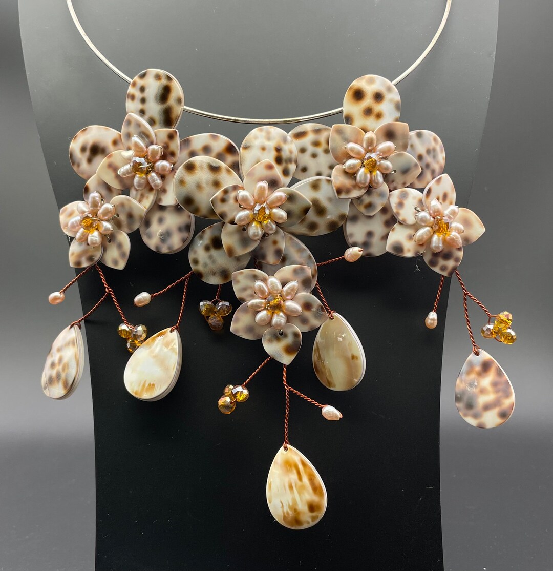Large Natural Leopard Cowrie Shell Hand Wired Flower Pendant ...