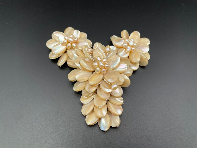 Natural Beige Color Conch Shell Hand Wired Three-flower Pendant With ...