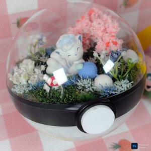Alolan Vulpix - Pokémon Terrarium Pokeball Diorama Ornament With Stand ...