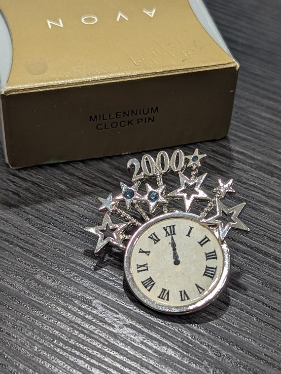 Avon MILLENNIUM CLOCK 2000 Silver-Tone Stars Lapel Pi… - Gem