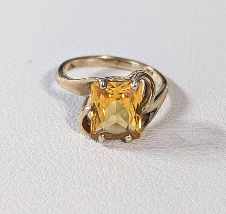 Anillo de citrino en oro amarillo de 10 quilates con símbolo de ...