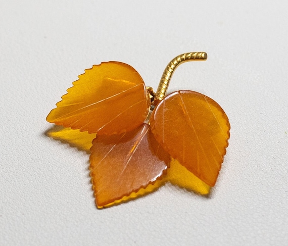 amber five leaves brooch - Gem