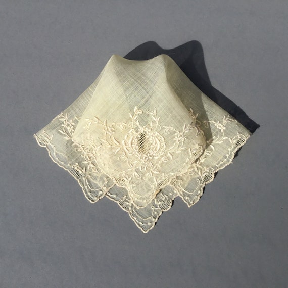 Antique Embroidered Ivory Fine Irish Linen or Silk Or… - Gem