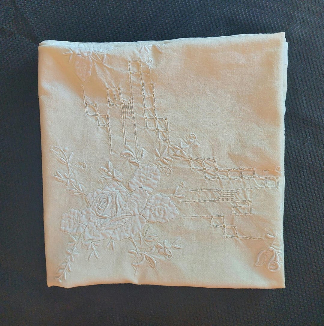 Table Square Pale Yellow W White Rose Applique Design 40 X 40 Table ...