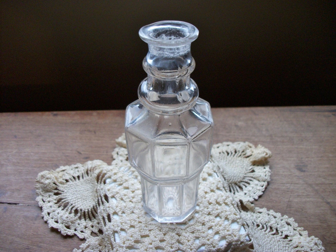 Glass Castor Cruet 8 Side Flat Panel Design Double Ring Neck Smooth ...