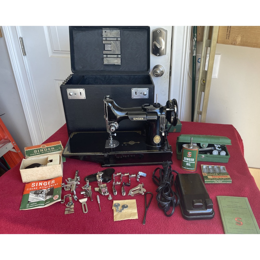Vintage Singer Featherweight Model 221 Sewing Machine 1952 Serial No ...