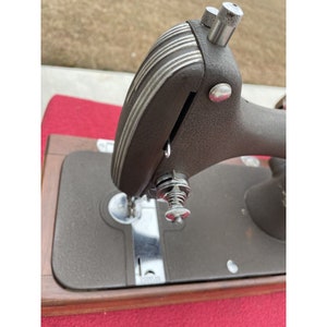 Montgomery Ward 1940's Rotary Sewing Machine Supreme Streamlined Model ...