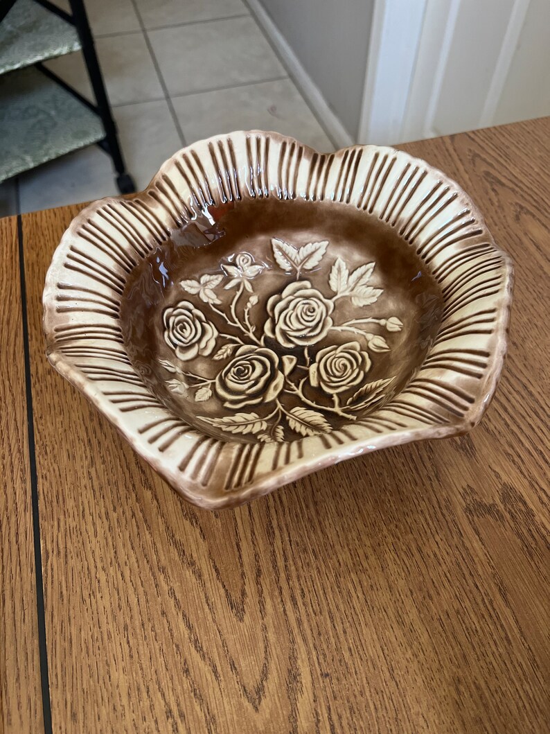 Vintage Glazed Ceramic Three Footed Scalloped Edge Dish With White ...