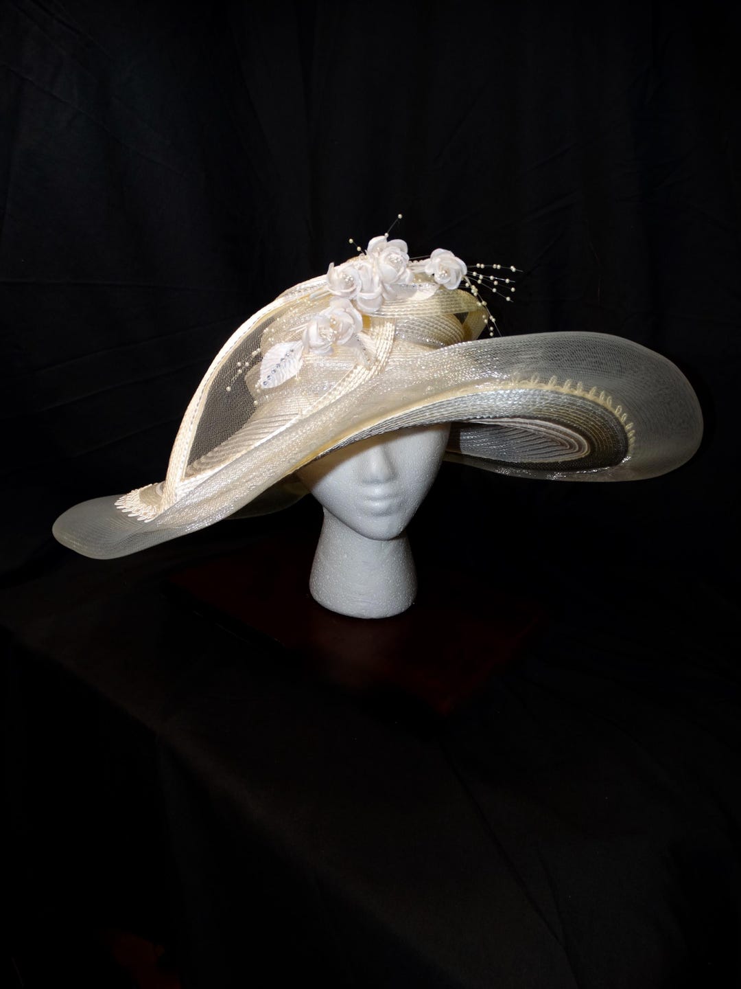 White Floral Derby Hat With Flowing Brim | Derby Hat, Tea Party Hat ...