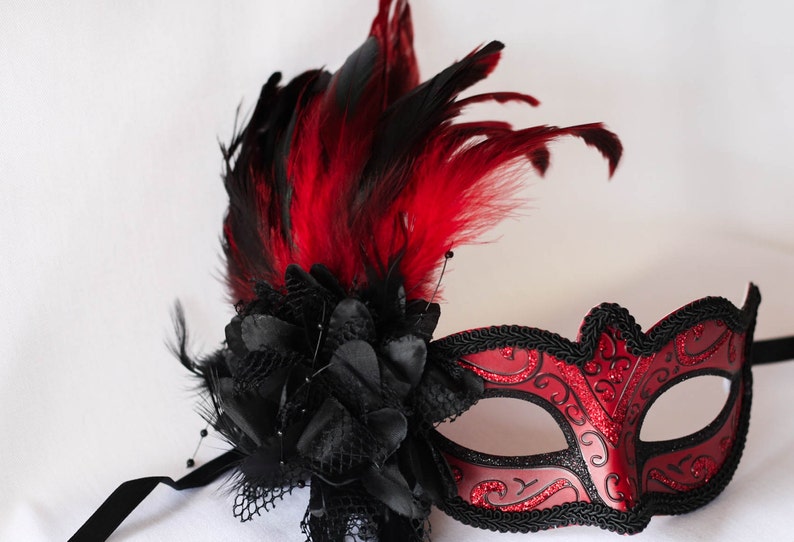 Phantom Blackand máscara de máscara roja con plumas, máscara de máscara ...