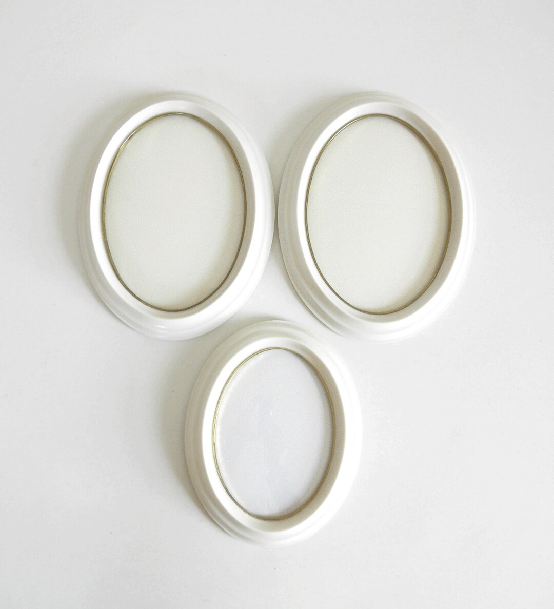 Vintage MCM White Oval Plastic Frames- Set of 3 With Bubble Glass ...