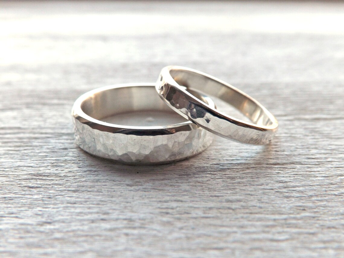 Moderne Trauringe Ehering Set gehämmerte Ringe Silber | Etsy