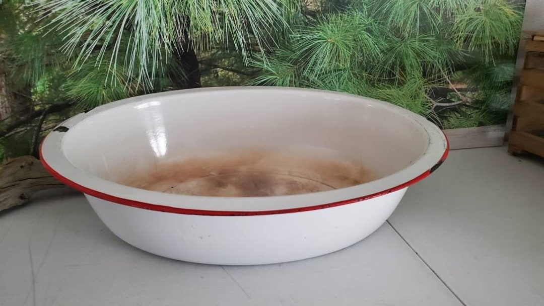 Chippy Large Oval Enamelware Dish Pan/basin White With Red Trim ...