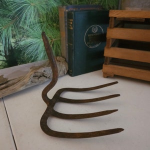 Rustic 4 Tine Curved Pitchfork Cultivator Head Cast Iron Rusty Antique ...