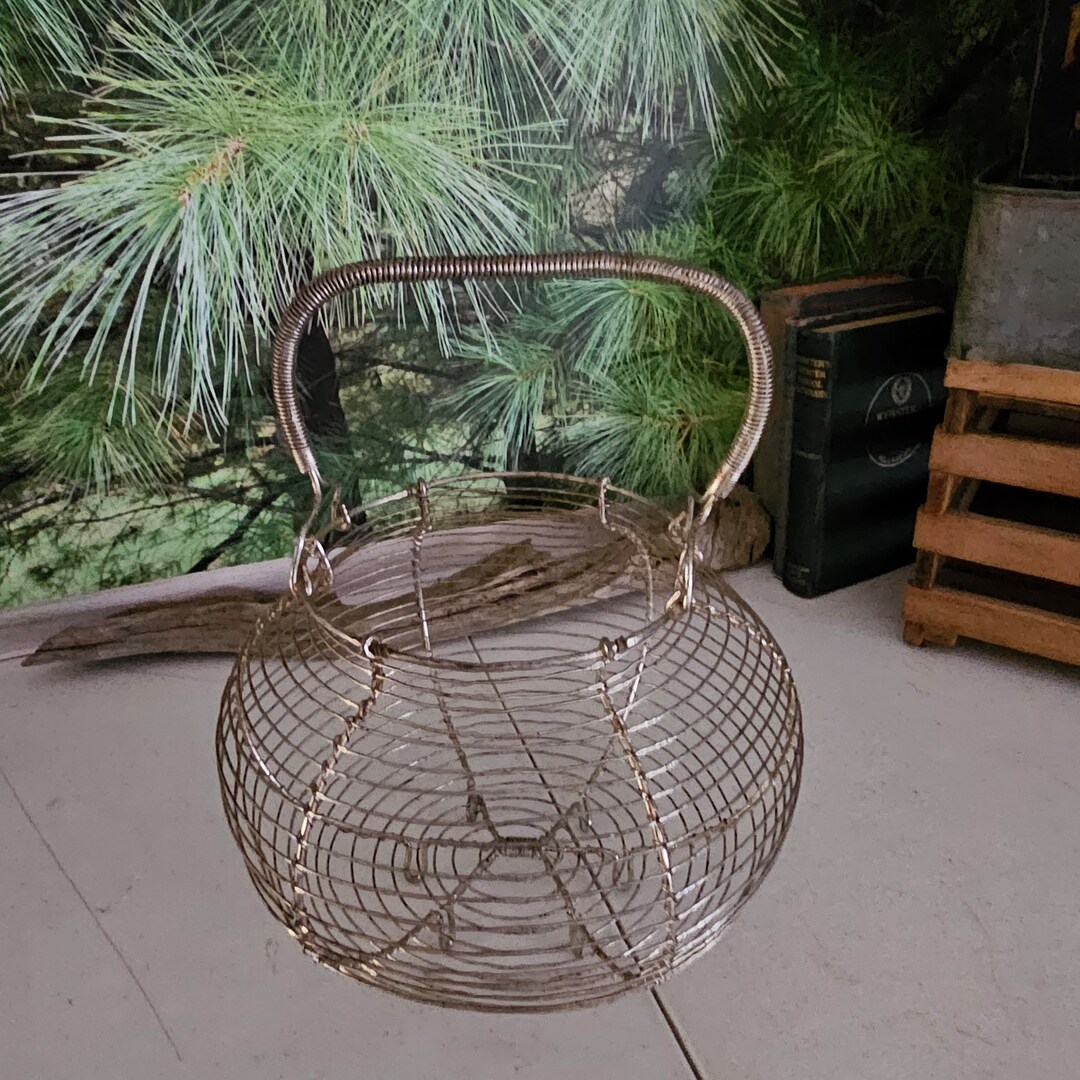 Old Farmhouse Wire Egg Basket With Coiled Fixed Handle & 6 Wire Feet ...