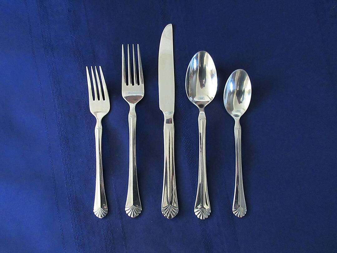32 Pcs Service/4+ of ONEIDA STAINLESS Flatware in Glossy Pattern With ...