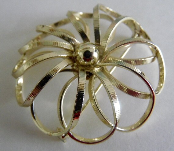 Elegant Puff Flower in Gold Tone Metal. It Has Tiny - Etsy
