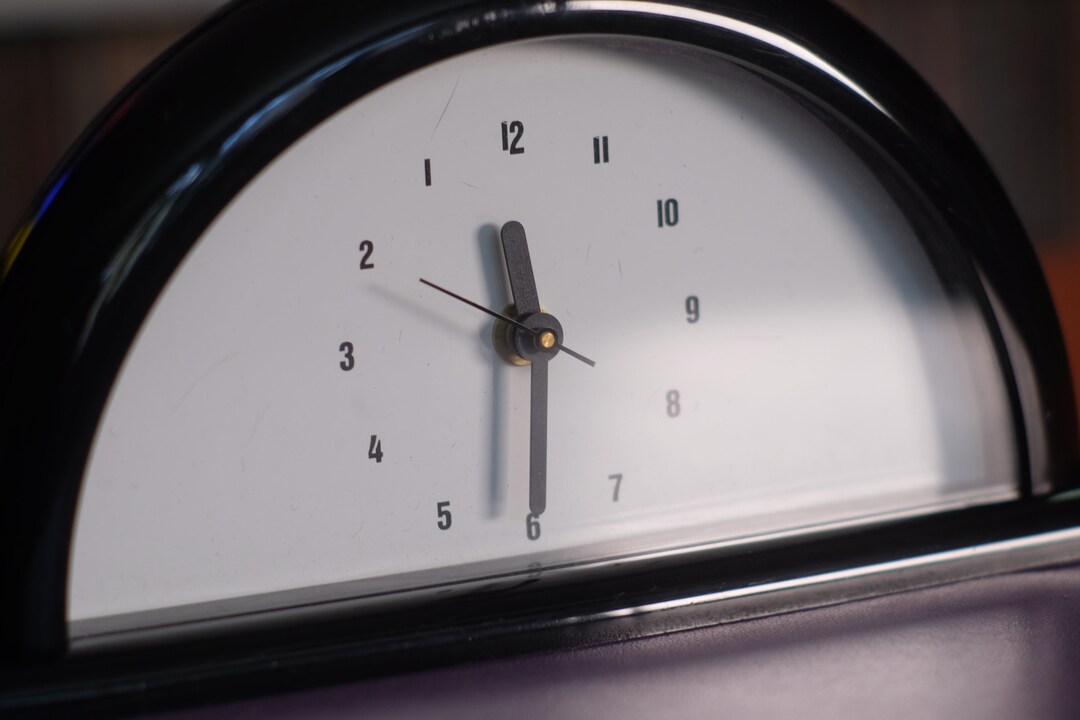 90s Backwards Clock // Desk Mantle Clock Unusual Novelty Modern 80s ...