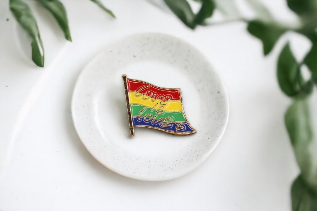 Pin esmaltado con la bandera del arcoíris "Love is Love" / Pin para ...