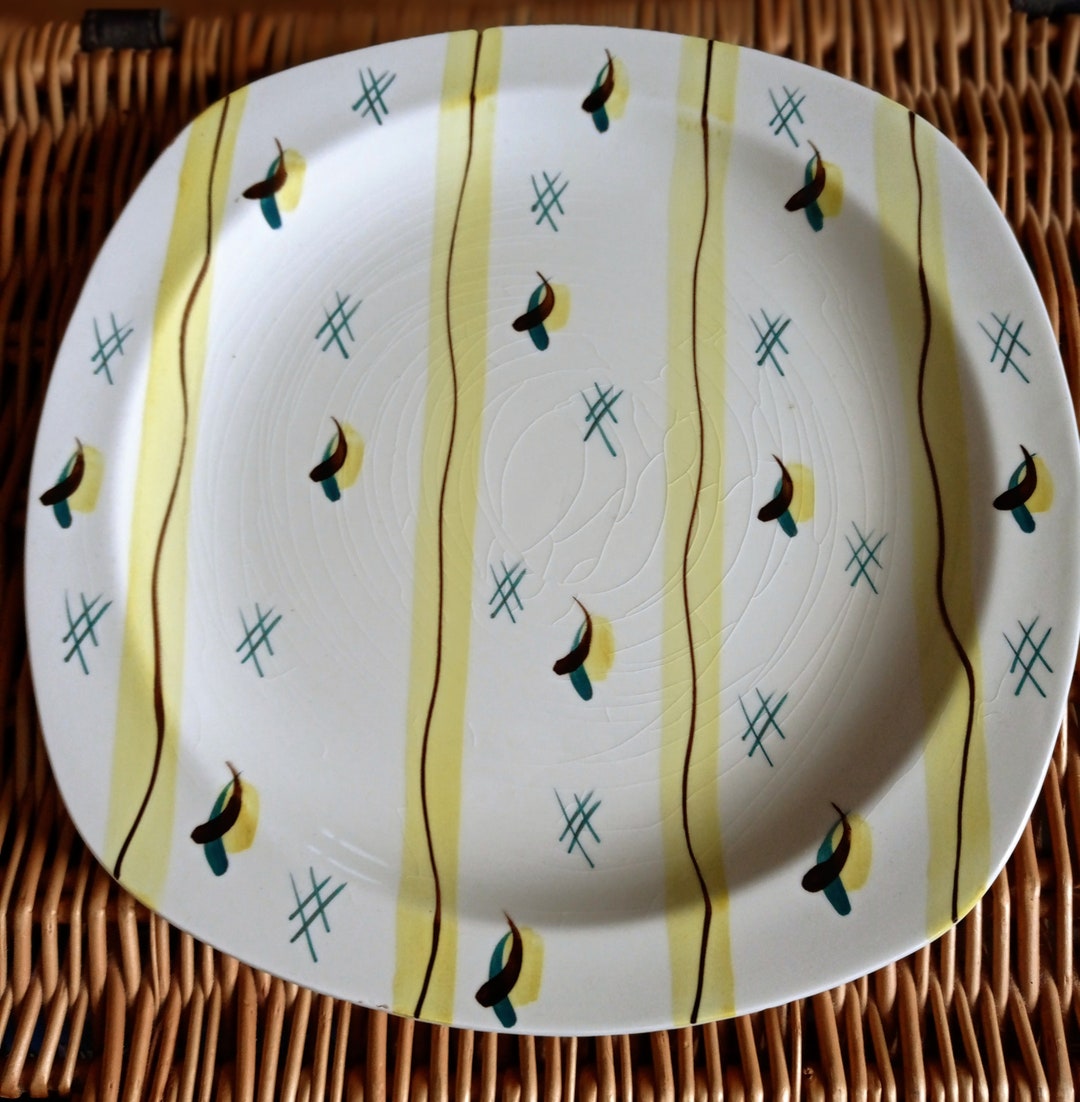 Fiesta Dinner Plate, 25cm Size. Iconic Design by Jessie Tait Midwinter ...