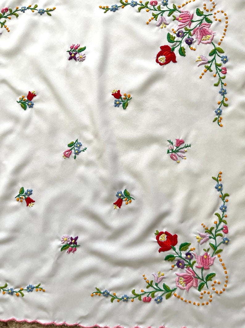 VINTAGE HUNGARIAN Handmade Tablecloth With Floral Embroidery Made in ...