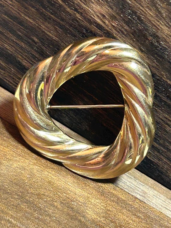 14K Gold Swirl Brooch Pin Triangular Geometric 14KT Y… - Gem
