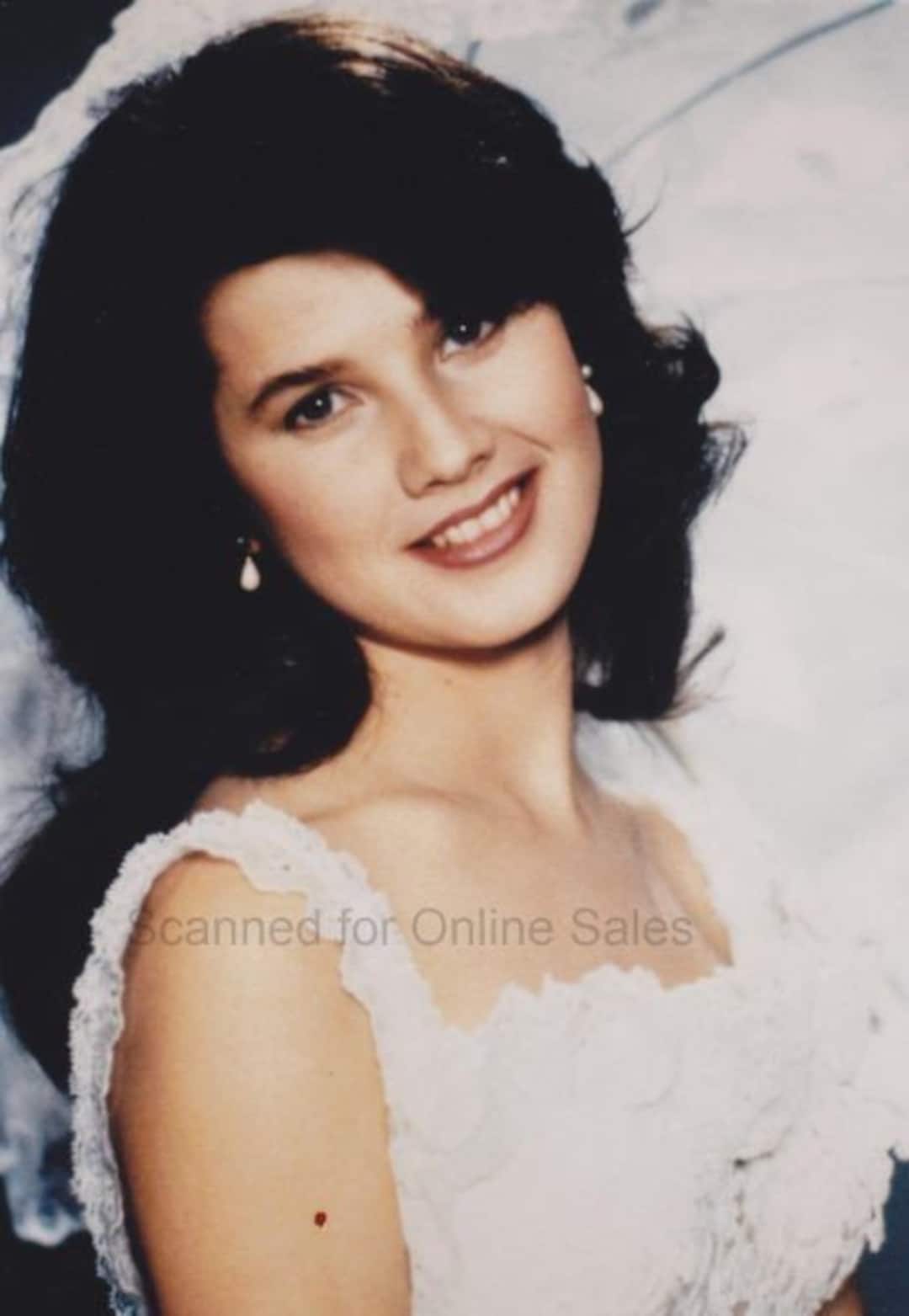 Daphne Zuniga Body
