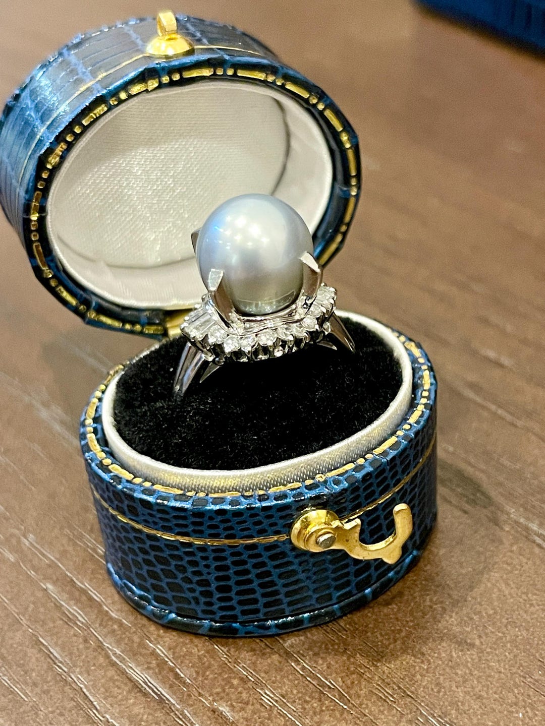 Vintage Collection - Platinum PT900 Light Silver Grey Natural Japanese ...
